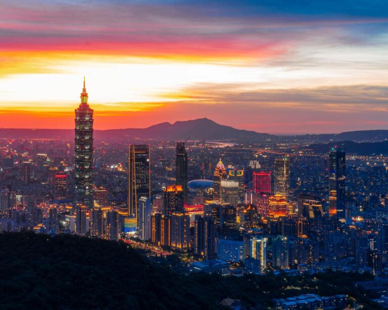 How to Hike Elephant Mountain (Xiangshan) to see the best Taipei views!
