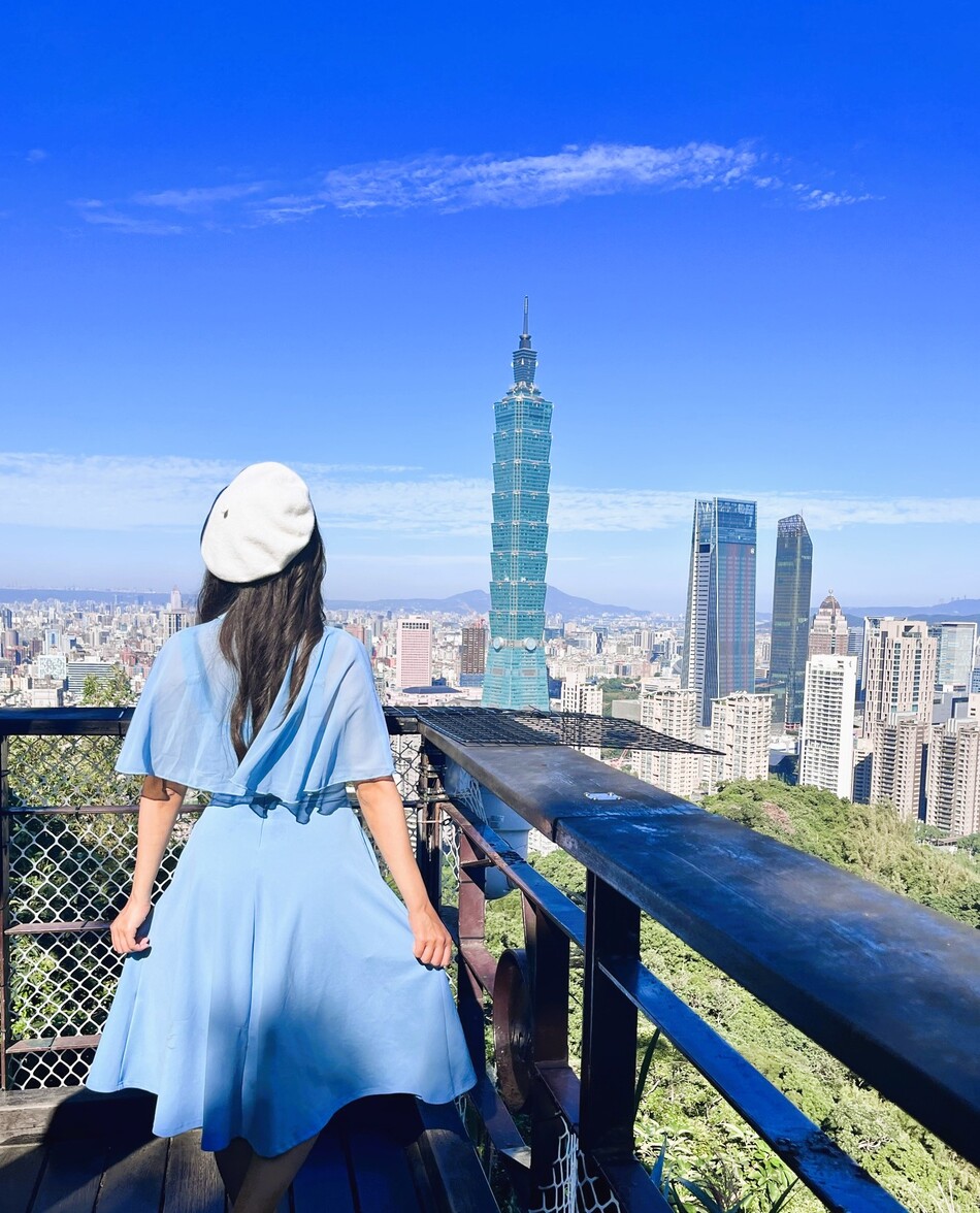 How to Hike Elephant Mountain (Xiangshan) to see the best Taipei views!